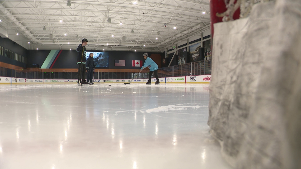 Going for Gold: Jake and Mimi try ice hockey | king5.com
