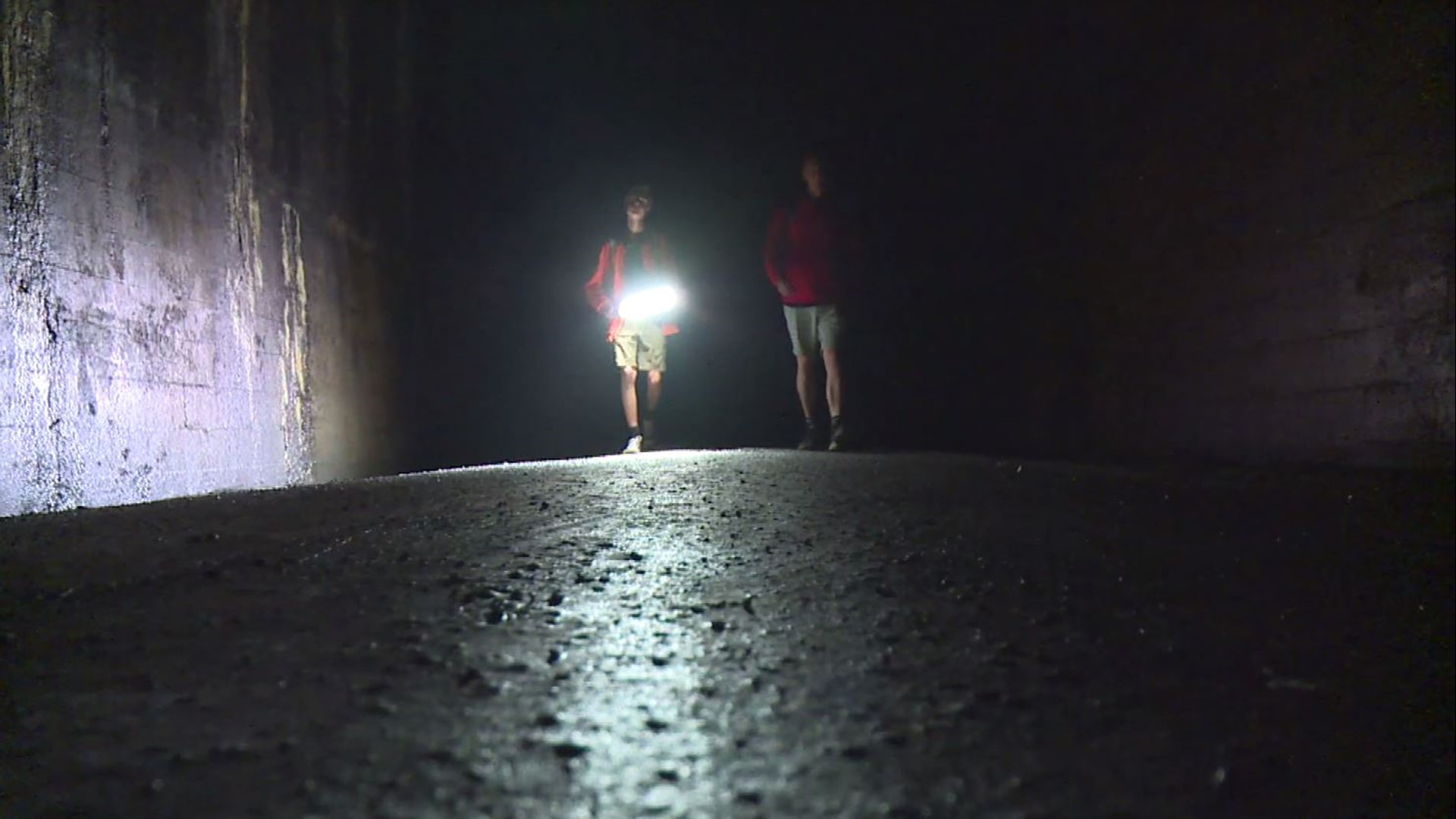 Try this spooky hike through Snoqualmie Tunnel | king5.com