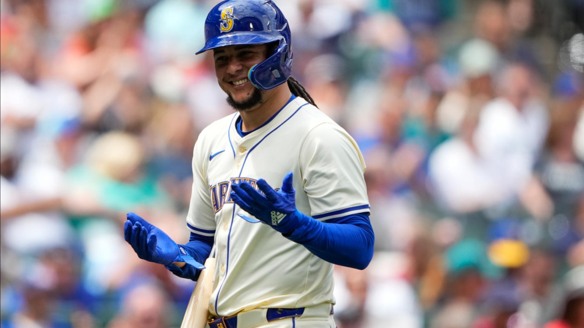 Luis Castillo steps in as a batter after injury forces Mariners to give ...