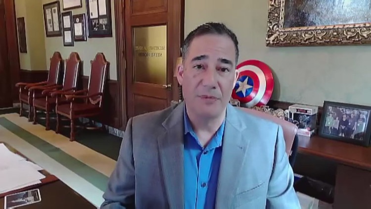 Seattle camera store brings film community together | king5.com