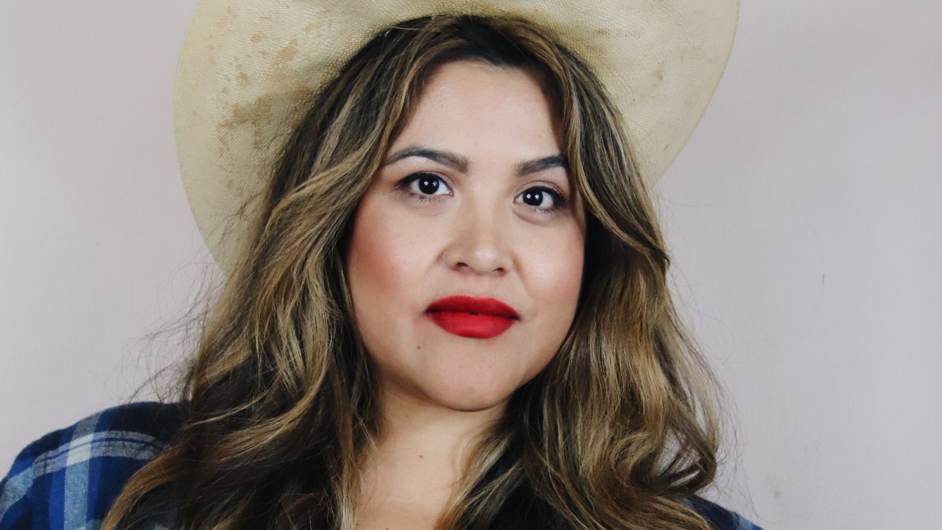 Seattle makeup artist celebrates Latinas in business | king5.com