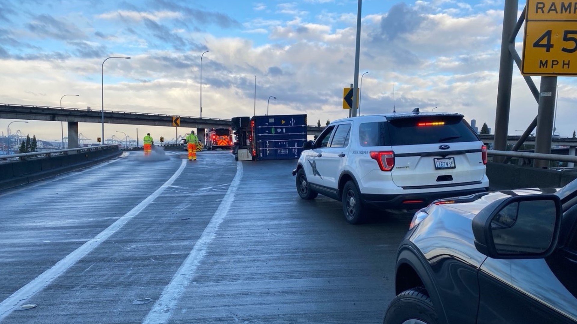 I-5 off-ramp to West Seattle Bridge reopens after semi-rollover | king5.com