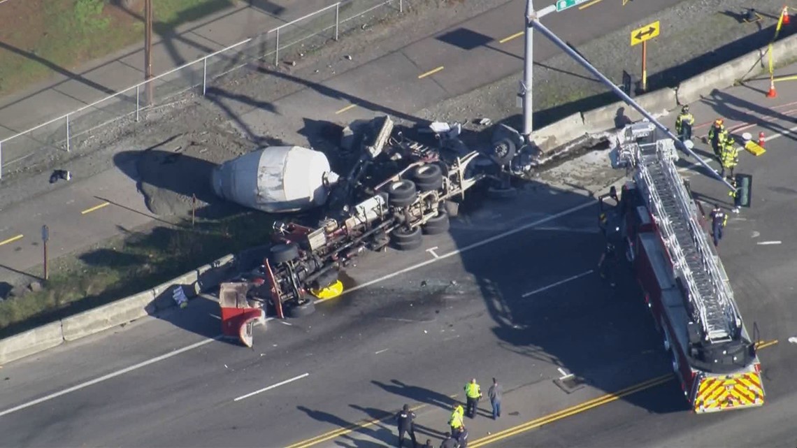 Westbound lane of Maple Valley Highway blocked near Renton after truck ...