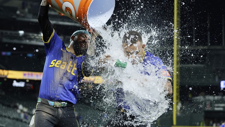 Seattle Mariners players embrace Home Run Trident | king5.com