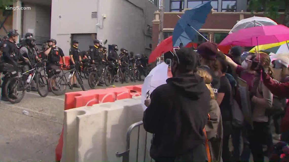 Protesters remove barricade at Seattle's East Precinct on Capitol Hill ...