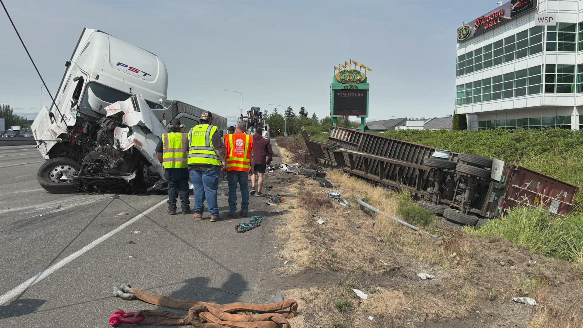 I 5 Sb Mostly Blocked After Three Semi Trucks Involved In Rollover