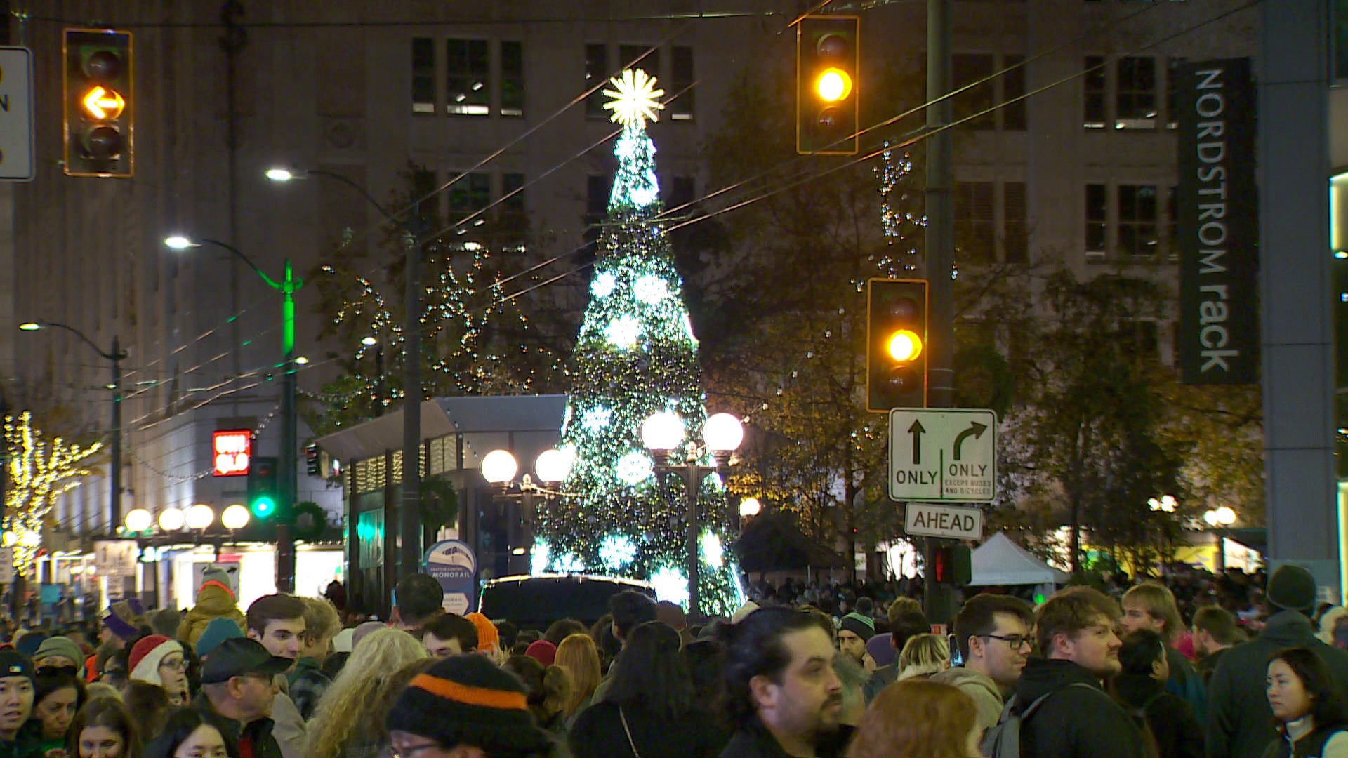 Holiday season kicks off with downtown Seattle tree lighting | king5.com