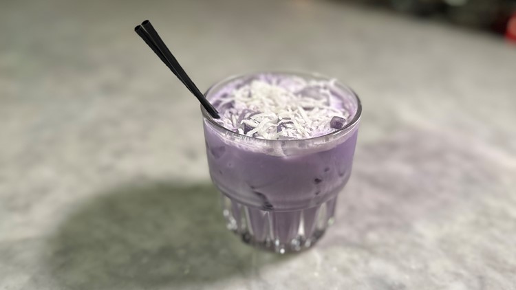 Raise a glass of cheer at new Christmas Dive Bar in Seattle | king5.com