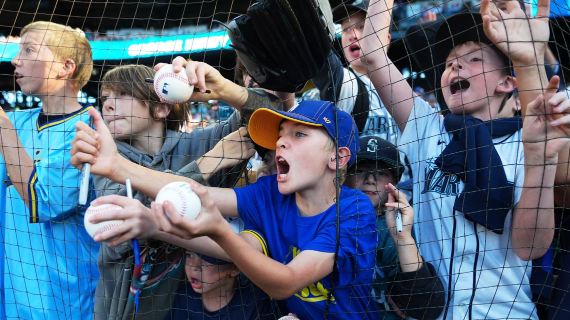 Mariners announce new low-cost food, ticket options | king5.com