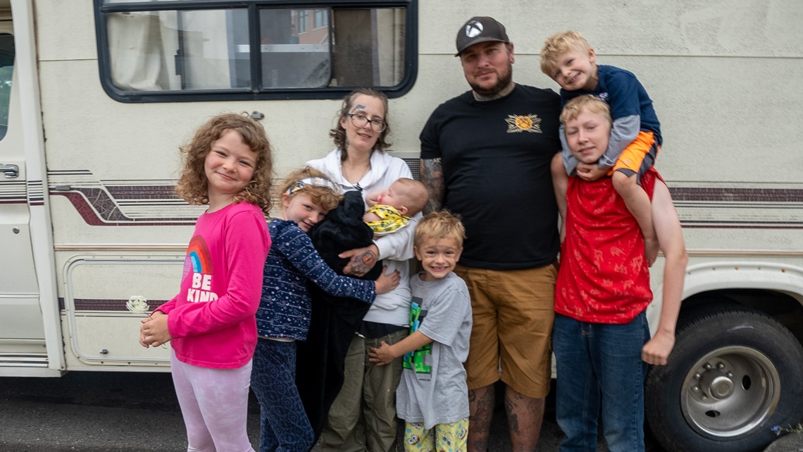 Working, homeless family of 8 in Bellingham struggling | king5.com