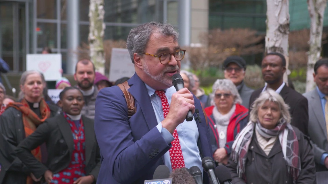 Community reacts after Seattle judge temporarily blocks Trump's refugee ...