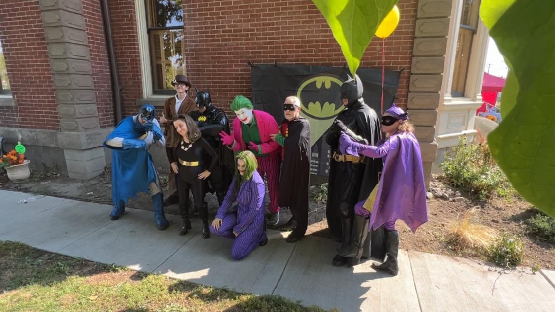 Fans celebrate annual Adam West Day in Walla Walla | king5.com
