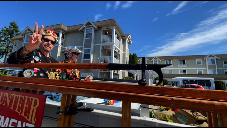 Tom Robbins Day celebrated with quirky parade in La Conner | king5.com