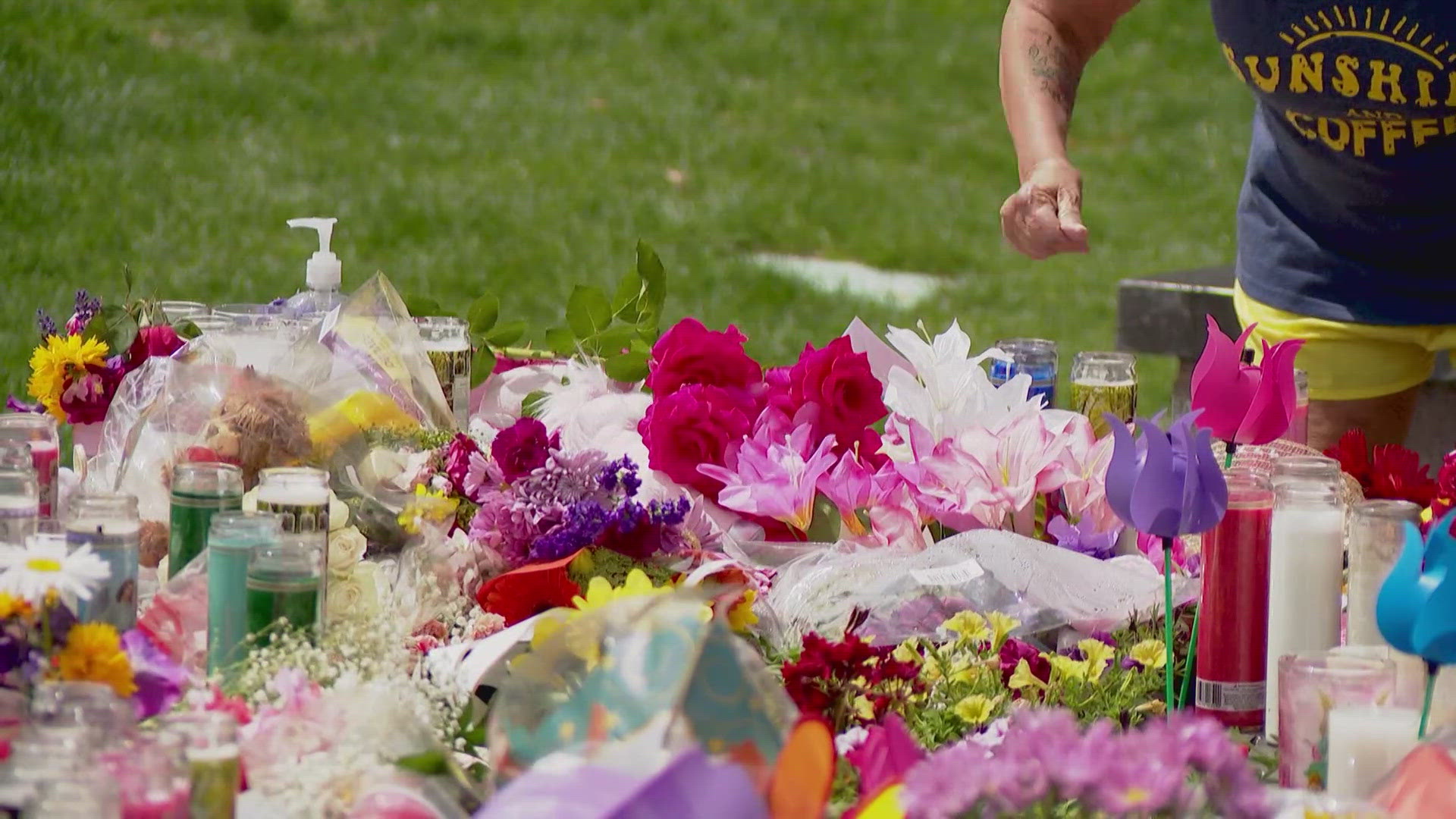 Grieving community members honor slain Wenatchee children | king5.com