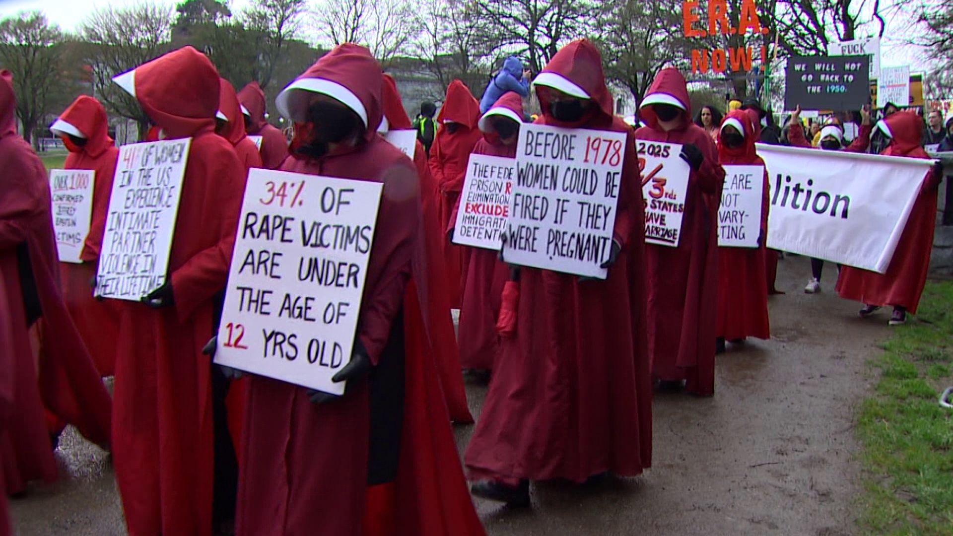 Despite the rain, hundreds show up for women's march | king5.com
