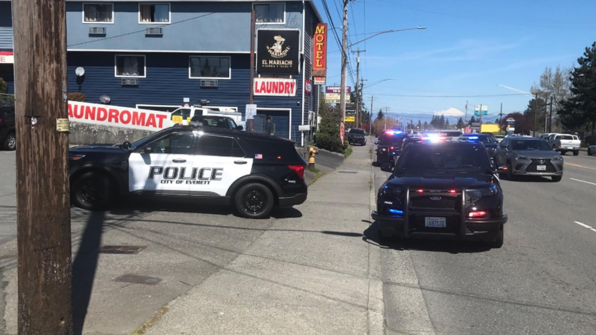 2 people arrested after SWAT standoff at Everett motel | king5.com