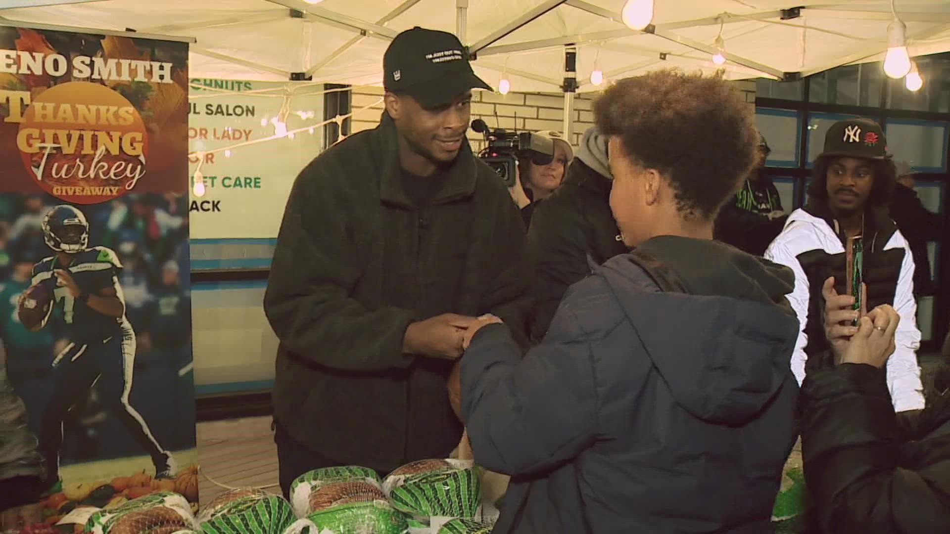 Seattle Seahawks quarterback Geno Smith hands out turkeys for ...