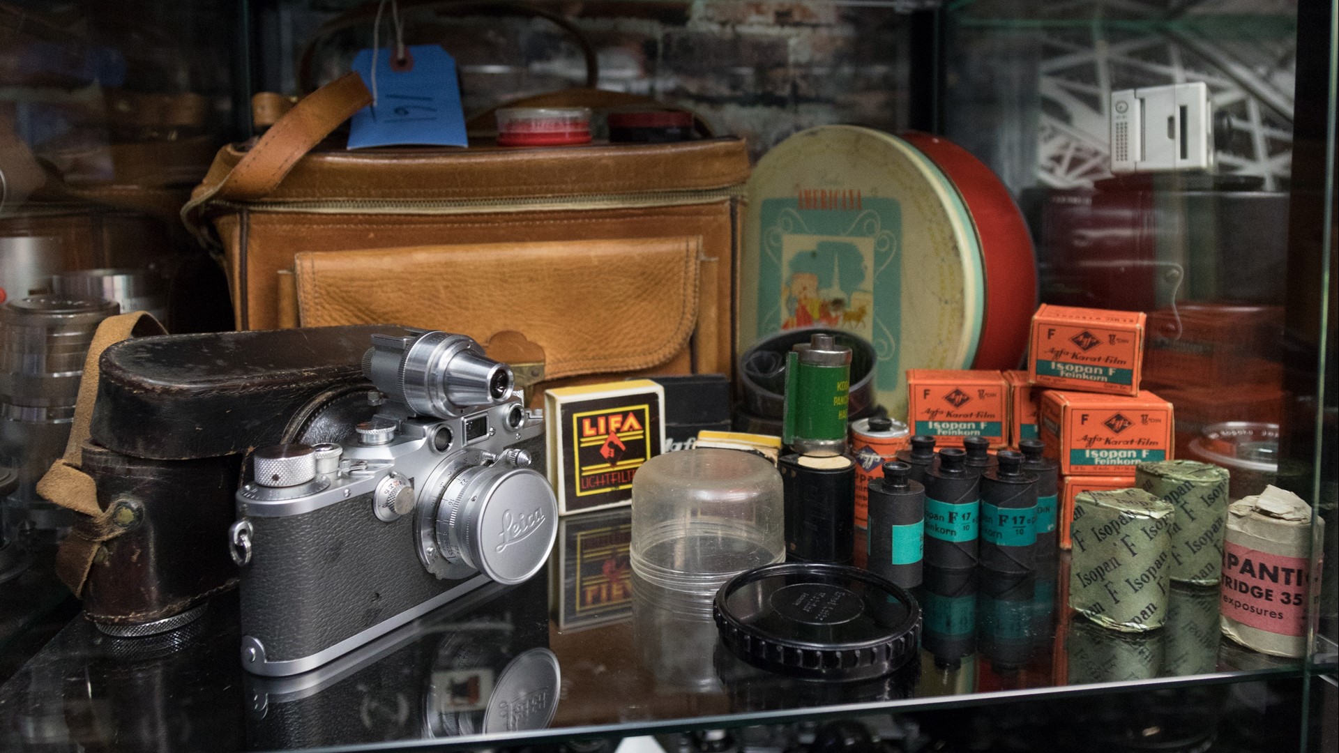 Seattle camera store brings film community together | king5.com