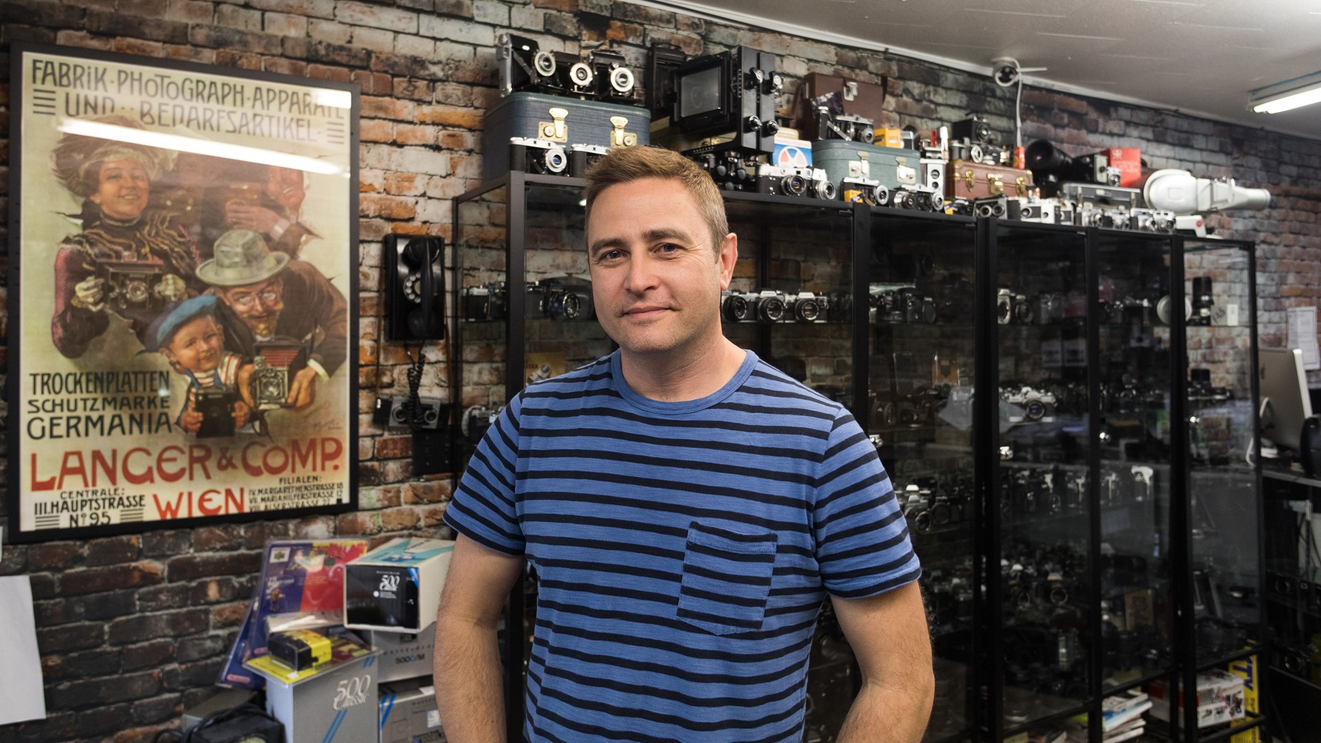 Seattle camera store brings film community together | king5.com