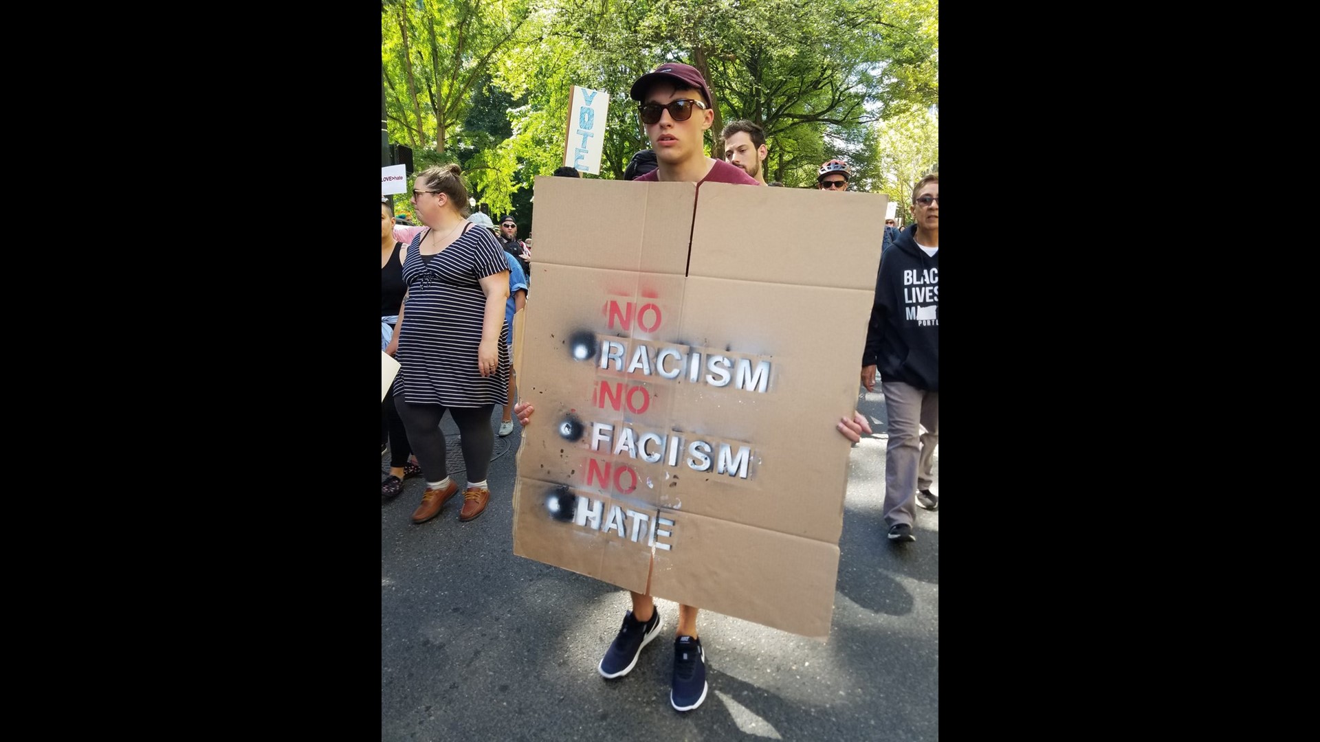 Photos: Patriot Prayer rally, counter-protest in Portland | king5.com