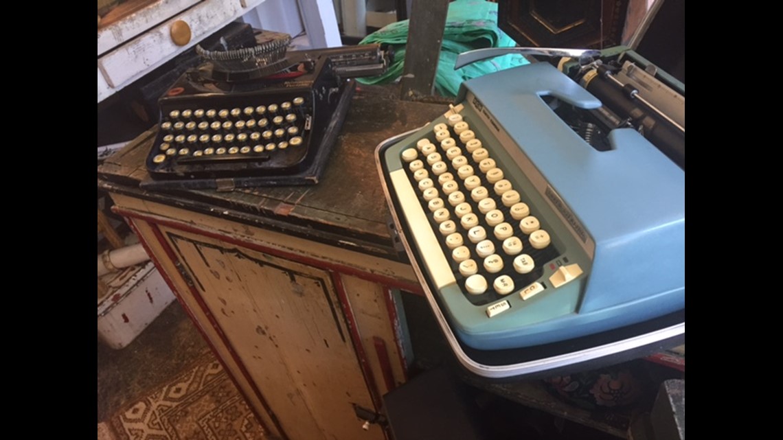 In with the old: Typewriters fight back vs. digital age | king5.com