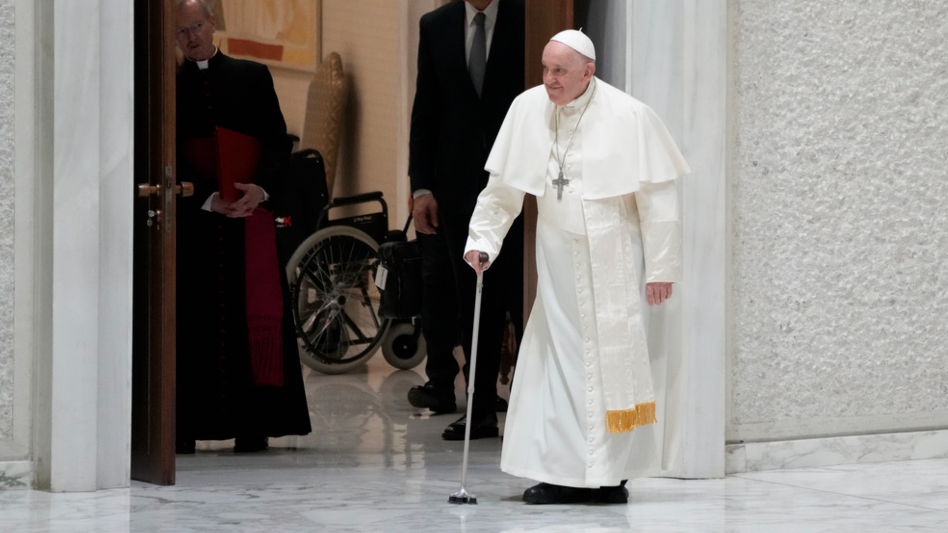 Image of Pope Francis wearing white puffer coat made with AI | king5.com
