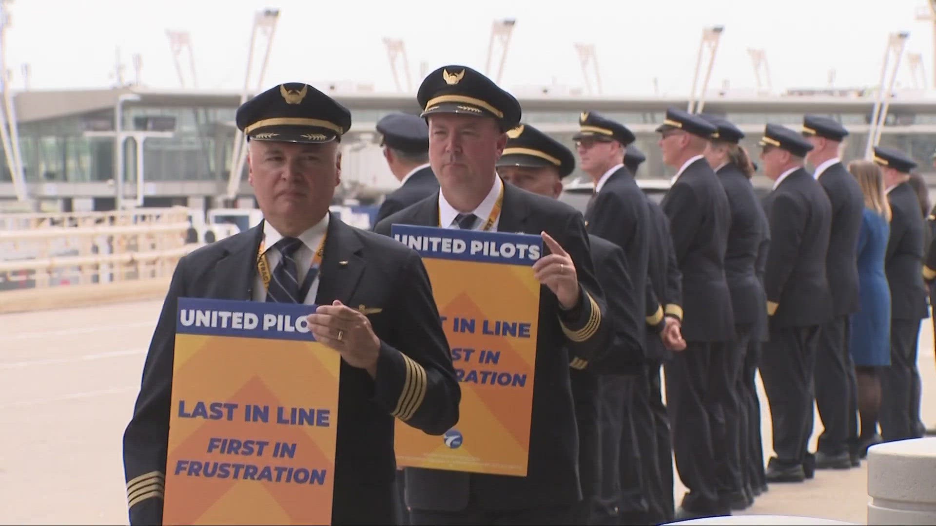 United Airlines pilots picket for higher pay | king5.com