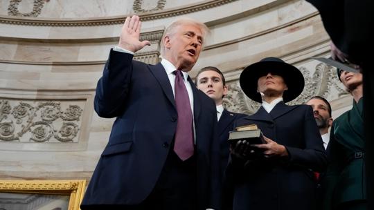 Did Trump put his hand on the Bible during his inauguration? | king5.com